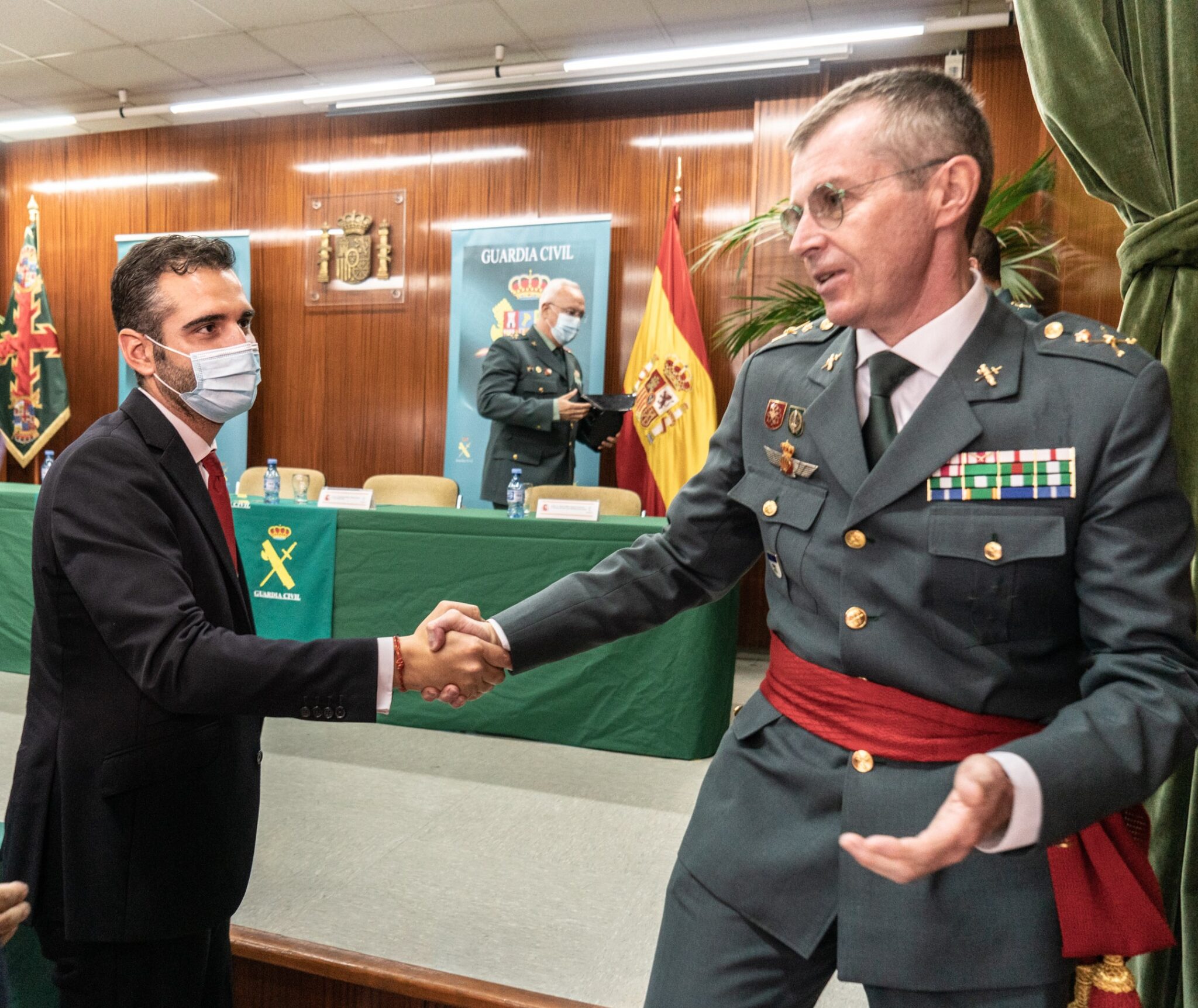 Pacheco y Javier García asisten a la imposición de la faja de general ...